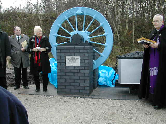 Memorials - Minnie Pit